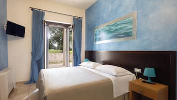 Quarto casal, 1 cama Queen, banheiro privativo, vista para o jardim | Frigobar, escrivaninha, cortinas blackout, Wi-Fi de cortesia