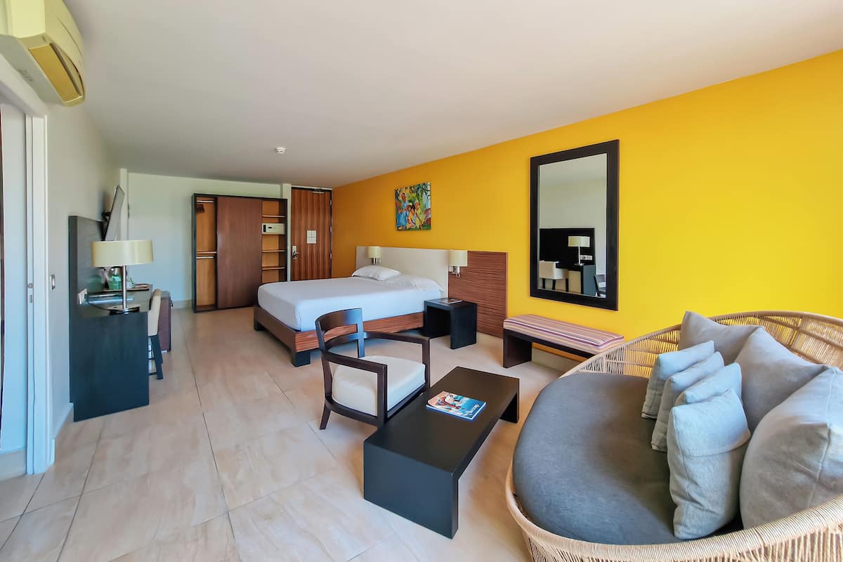 1 quarto, roupa de alta qualidade, cofre no quarto, secretária