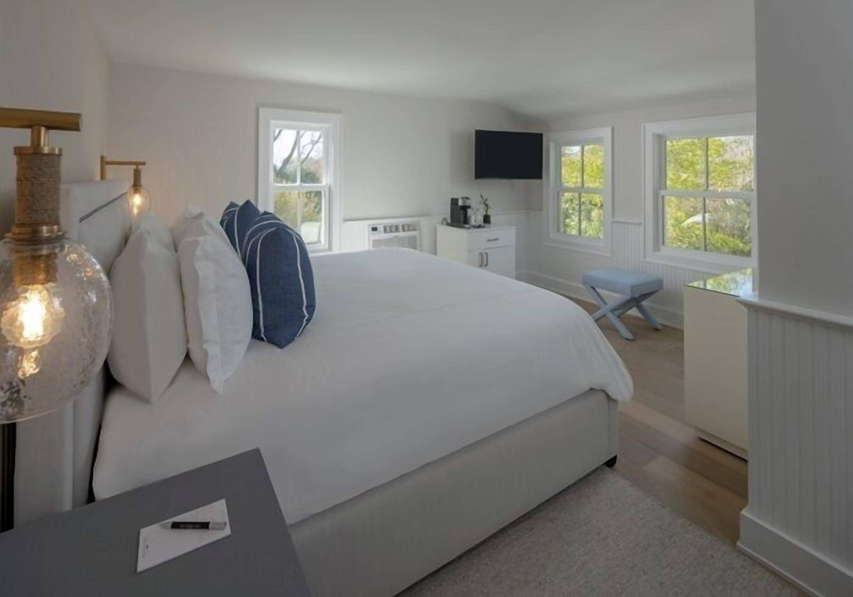 Quarto standard, 1 cama King | Ferros/tábuas de passar roupa, Wi-Fi de cortesia, roupa de cama