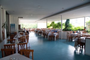 Pequenos-almoços, almoços e jantares servidos