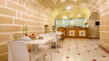 Pequeno-almoço tipo buffet diário (6 EUR por pessoa)