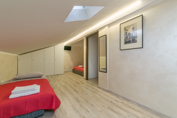 Quarto Triplo Familiar (Room 2) | Edredões de penas, camas de colchão pillowtop, secretária