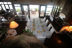 Um restaurante com vista para o pátio externo.