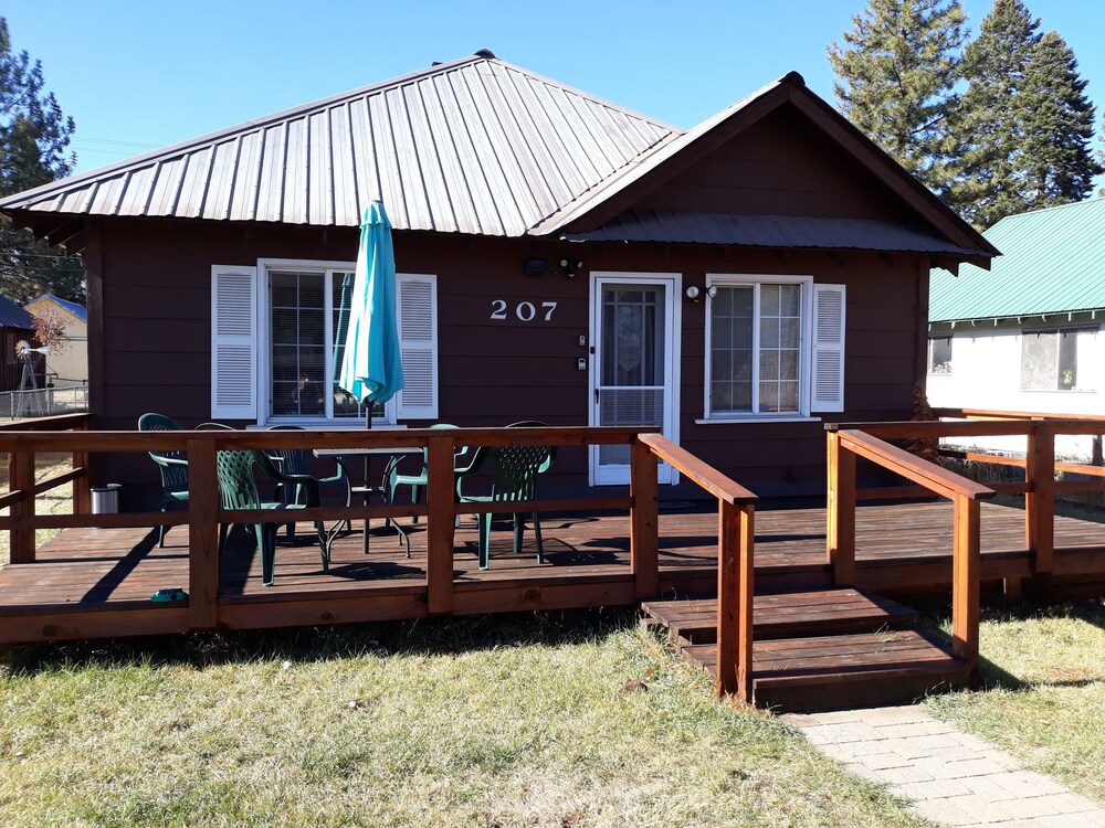 Country Cottage -Cozy 3-bedroom Vacation Home 11 Minutes From Lake Almanor - Lake Almanor, CA