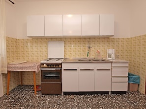 Apartamento Standard, 3 quartos (359/830) | Cozinha privada | Um frigorífico, uma placa de cozinha, utensílios de cozinha