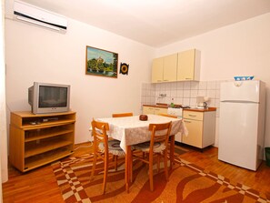 Apartamento Standard, 1 quarto (359/829) | Refeições no quarto
