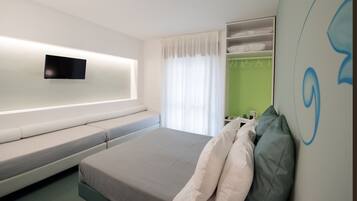 Quarto Quádruplo de Luxo | Roupa de alta qualidade, camas de colchão viscoelástico, minibar