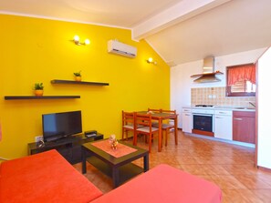 Apartamento standard, 1 quarto (990/2951) | Área de estar | TV