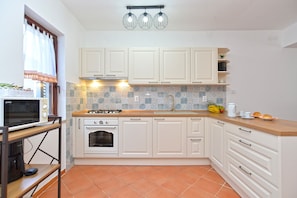 Apartamento Standard, 4 quartos (0292) | Cozinha privada | Um frigorífico, um forno, uma placa de cozinha 