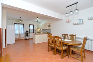 Apartamento Standard, 4 quartos (0292) | Sala de estar | Televisor 