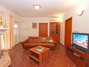 Casa Standard, 2 quartos (0324) | Sala | Televisor