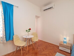 Apartamento standard, 2 quartos (0337) | 2 quartos, ferros/tábuas de passar roupa, Wi-Fi de cortesia