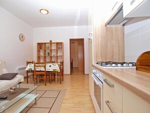 Apartamento Standard, 1 quarto (0357) | Kitchenette privada | Um frigorífico, um forno, uma placa de cozinha, uma chaleira elétrica 