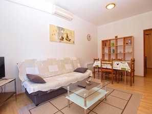 Apartamento Standard, 1 quarto (0357) | Sala de estar | Televisor 