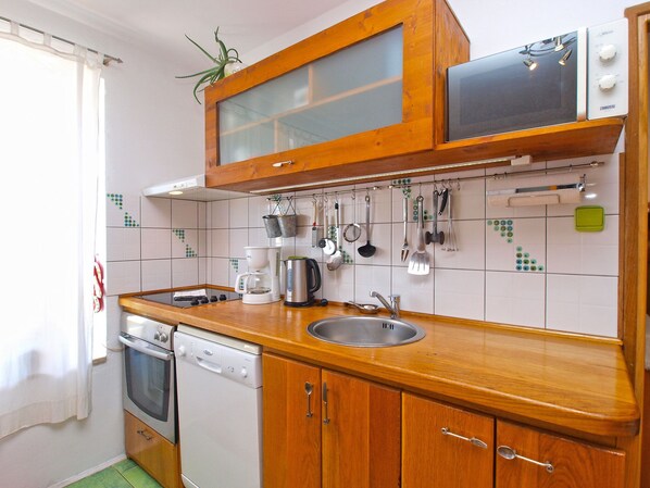 Estúdio Standard, 1 quarto (0380) | Cozinha privada | Um frigorífico, um micro-ondas, um forno, uma placa de cozinha