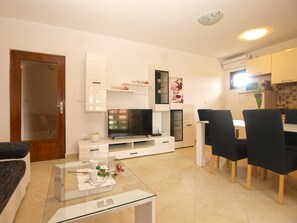 Casa Standard, 2 quartos (0455) | Sala de estar | Televisor 