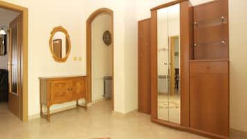 Apartamento Standard, 2 quartos (1704/17593) | Sala de estar | Televisor