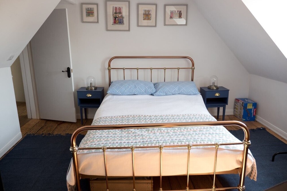 A  Great  Quirky  Listed  In Tenterden High Street Property,  For Up-to 8 People - Tenterden