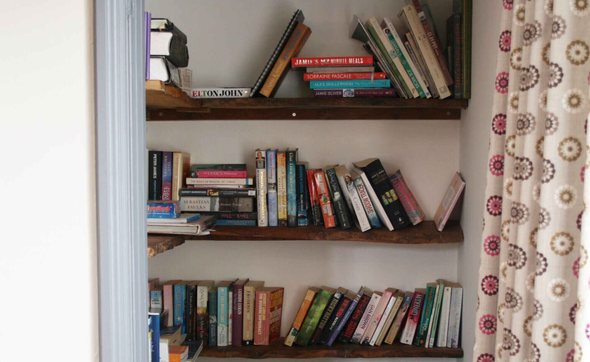 Uma estante com vários livros.