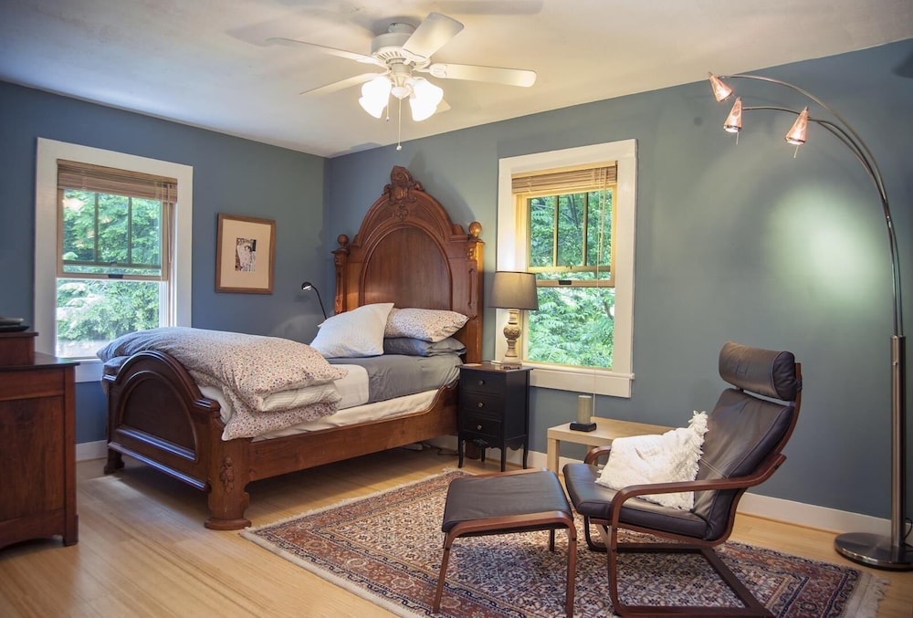 Blend City And Country At Lucky W Cottage - Asheville, NC