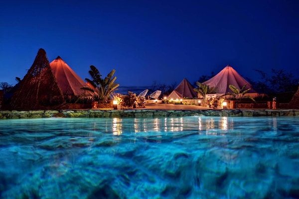 Piscina exterior, guarda-sóis, espreguiçadeiras