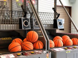 Um jogo de basquete eletrônico com várias bolas e placares digitais.