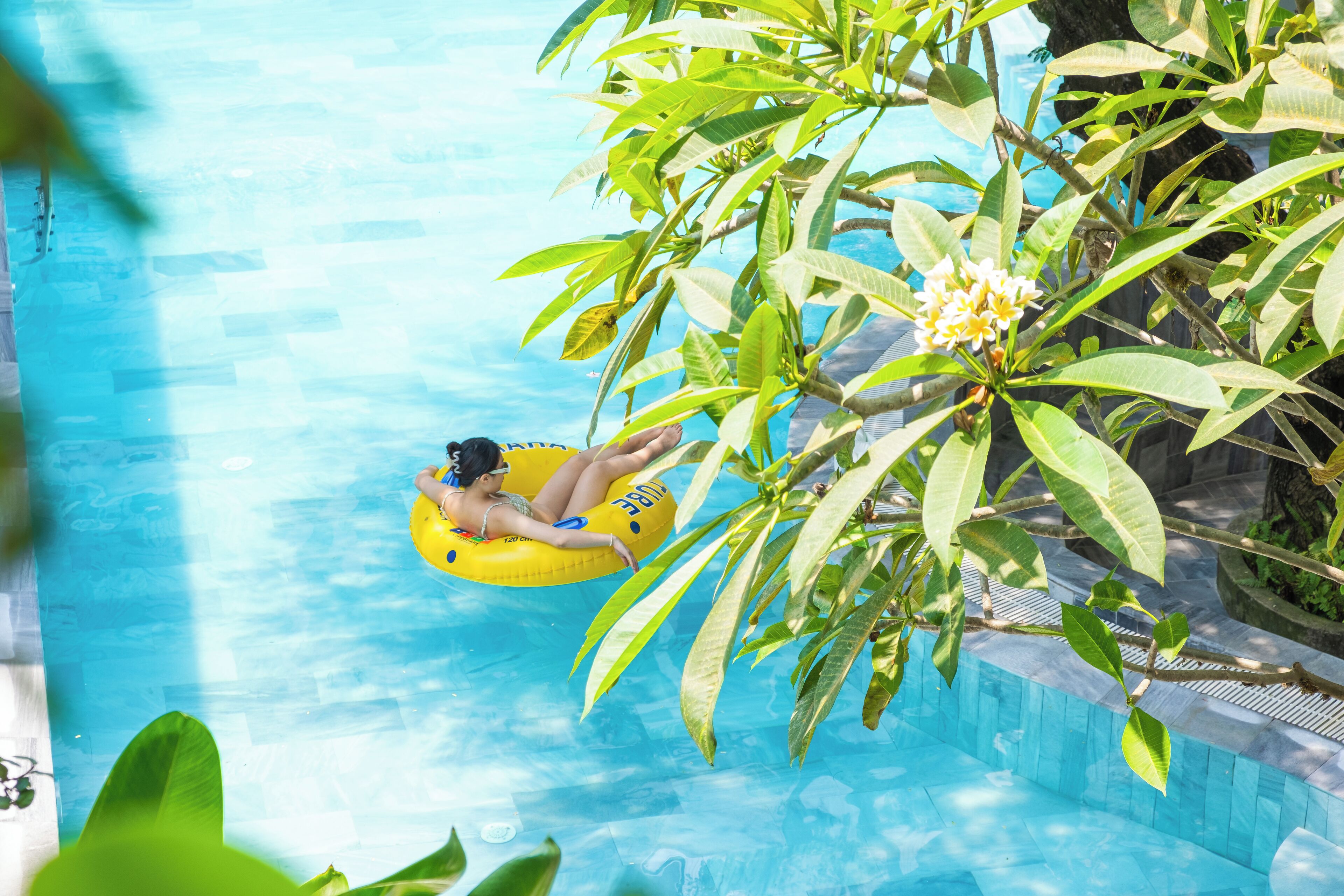 Piscina exterior, espreguiçadeiras 