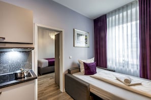 Apartamento Clássico | Roupa hipoalergénica, cofre com capacidade para portátil, secretária 
