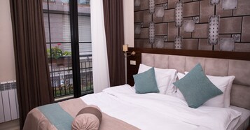 Roupas de cama premium, frigobar, cofres nos quartos, escrivaninha