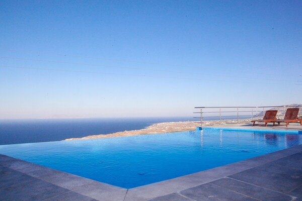 Luna Rossa - Santorini