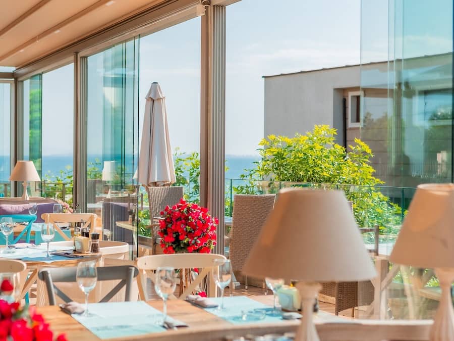 Almoços e jantares servidos, junto à piscina