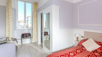 Quarto Individual, 1 cama queen-size | Secretária, quartos insonorizados, Wi-fi grátis