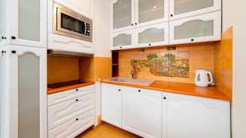 Apartamento (1C/18) | Kitchenette privada | Um frigorífico, uma placa de cozinha, uma chaleira elétrica