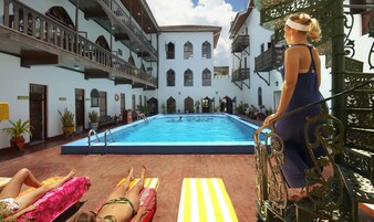 3 piscinas exteriores 