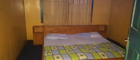Quarto casal de uso individual, banheiro compartilhado | Escrivaninha, cortinas blackout, ferros/tábuas de passar roupa