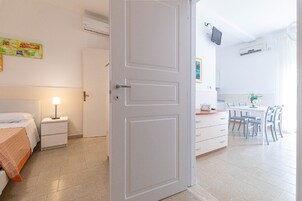 Apartamento conforto, 1 quarto, varanda | Berço de viagem, Wi-Fi de cortesia, roupa de cama