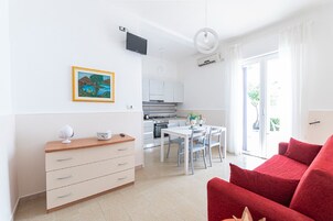 Apartamento Comfort, 1 quarto, pátio | Sala de estar | Televisor de ecrã plano de 32 polegadas com canais digitais 