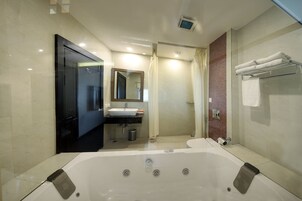 Garden View Premier Room with Balcony | Casa de banho | Produtos de higiene exclusivos, toalhas fornecidas 