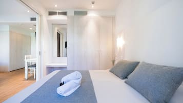 Secretária, quartos insonorizados, berços/camas para crianças