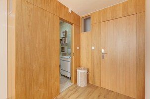 Estúdio Deluxe, 1 cama king-size, Vista para a cidade | Casa de banho | Um polibã, um chuveiro fixo, um secador de cabelo, papel higiénico 