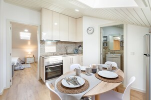 Estúdio Deluxe, 1 cama king-size, Vista para a cidade | Cozinha privada | Um frigorífico/congelador grande, um forno, uma placa de cozinha 