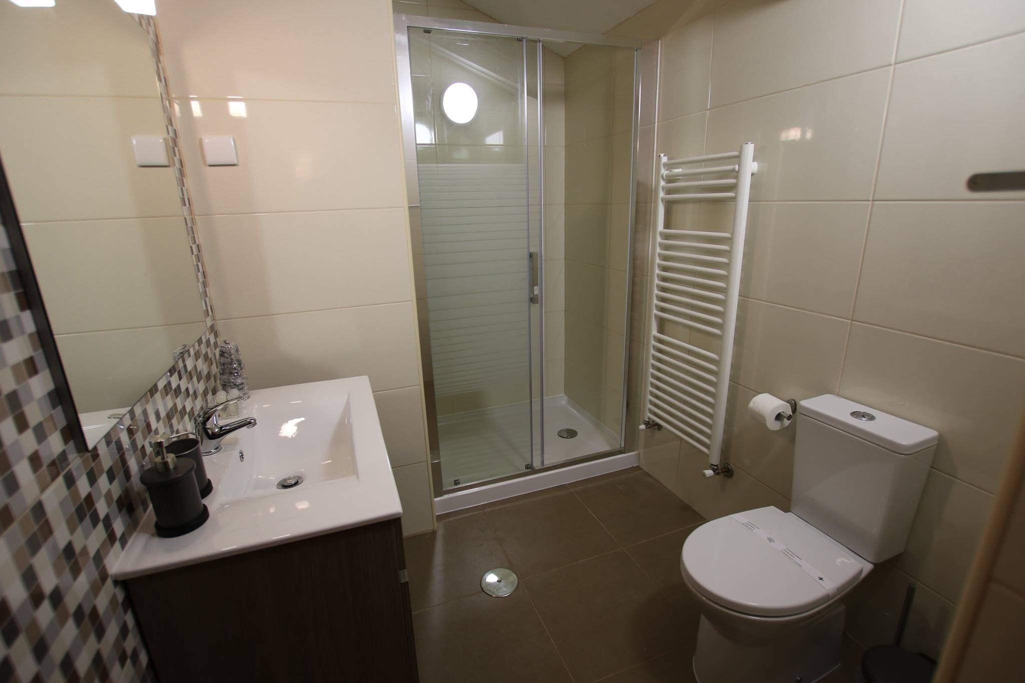 Quarto Quádruplo Standard | Casa de banho | Um polibã, um secador de cabelo, toalhas fornecidas, sabão 
