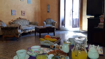 Café da manhã com pratos da culinária local grátis todos os dias