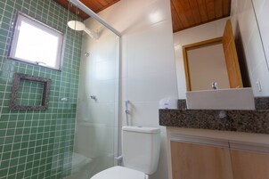 Quarto casal clássico, 1 cama de casal | Banheiro | Chuveiro, produtos de toalete grátis, toalhas de banho 