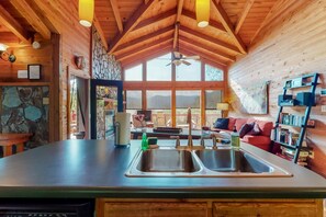 Casa | Cozinha privada | Geladeira, micro-ondas, fogão, cooktop