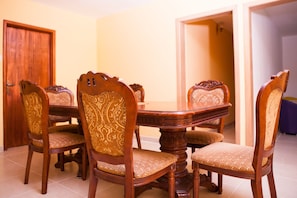 Apartamento Executivo, 2 camas queen-size | Refeições no quarto