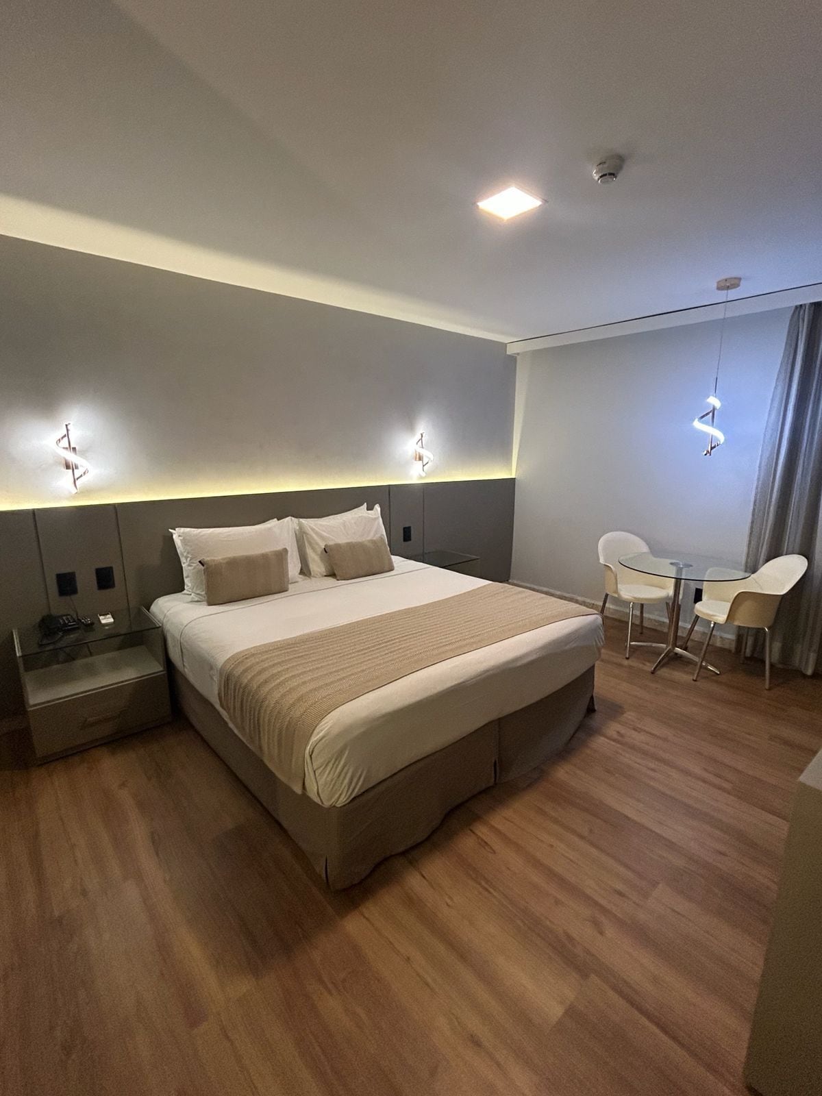 Suite Superior, 1 cama queen-size | Minibar, cofre no quarto, cortinas/cortinados opacos, Wi-fi grátis 