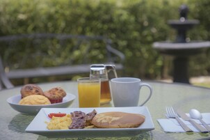 Pequeno-almoço preparado no momento diário incluído 
