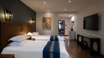 Quarto duplo urbano | Área de estar | TV de tela plana