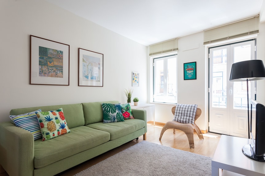 Apartamento Acolhedor Com Varanda Luminosa No Centro Histórico De Lisboa - Lisbon